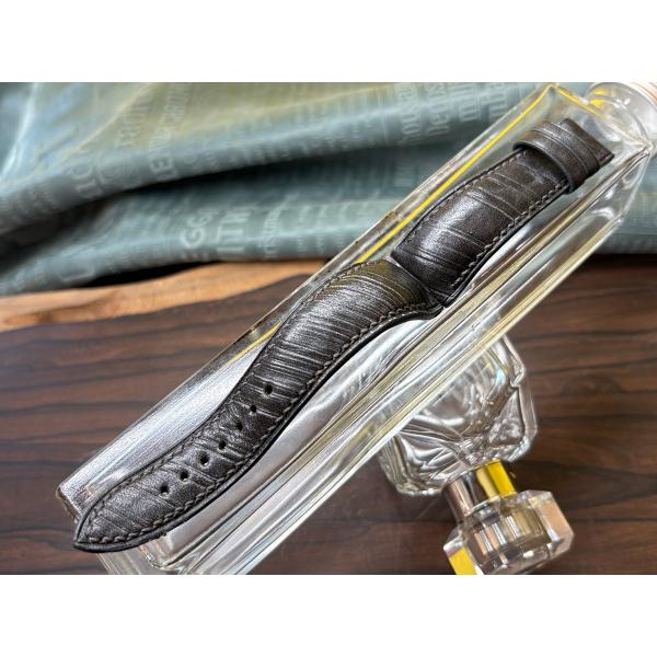 ★この商品は一点もの限定特別サービス価格での販売です。カスタマイズ、仕様変更等はできかねます。●この商品には既成の尾錠が標準装備されます。カラーはシルバーかゴールドをお選びいただけます。●尾錠をDバックルに変更できます。標準装備の尾錠の定価...