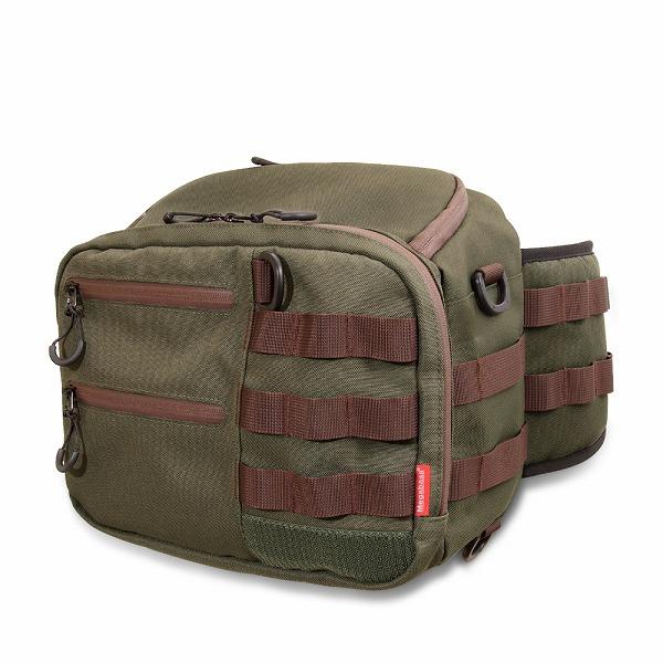 メガバスカスタムバッグがさらに進化を遂げ、フィッシング・アクティビティを強力にサポートする新次元のギアとして生まれ変わりました。十分な容量のメイン収納エリアと小物類を仕分けやすいフロント収納エリアに加え、さらに多くのアイテムを収納可能なファ...