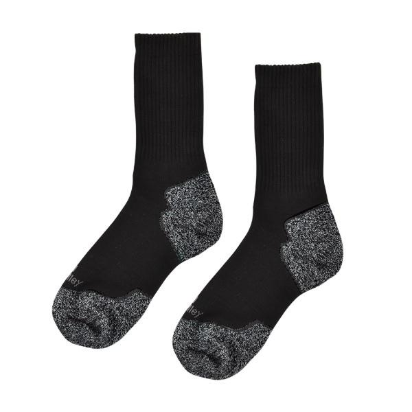 水分を蓄えないポリプロピレンを内側に使用し、表面のコットンが汗を吸収することで素早く蒸れを放出。ウェーダーやブーツなど使用場所を選ばないドライソックス。