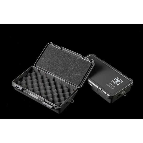 従来（ノーマル）モデルよりも深型になったことで、様々な形状や重く大きいヘッドを収納することが可能に。ケースの深さ以外の寸法は従来（ノーマル）モデルと同様なので、重ねても無駄がなくバッカンなどの中にもきっちりと収納可能です。本体カラーはグレー...