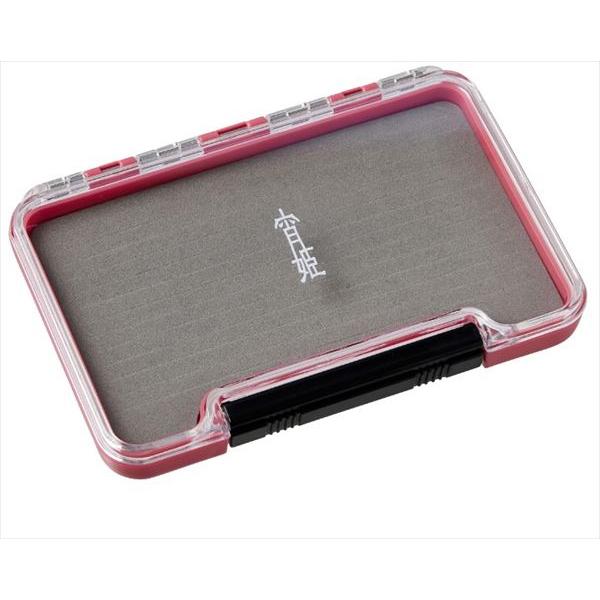 ●スリットによりジグヘッドをしっかりホールド、固定。●ライトゲーム用にデザインされた完全防水でスリムなタックルボックス。厚さは驚異の16mm。軽量、コンパクトなので収納場所を選ばない。