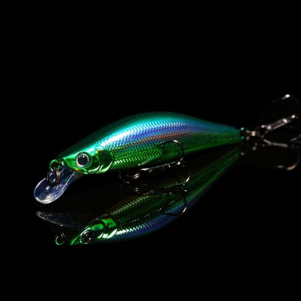 水平フォールと変幻自在なアクションでトラウトを誘うスローシンキングミノーです。切れの良いローリングアクションは水中での存在感を高め、ベイトフィッシュのリアルな泳ぎを表現。トゥイッチでは逃げ惑うベイトフィッシュを演出。ドリフトで水中を漂う陸生...