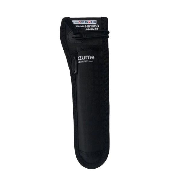 ベルトに取り付ける背面の仕様です。STUDIO OCEAN MARK社の「HOOK REMOVER HR165SS SEABASS」を便利に使うために開発された専用ホルダーです。前作で課題となっていたベルクロ式の固定方法を改良し、今作ではベ...