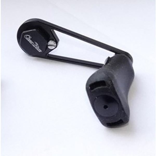 ロッドを軽く握るアジングではダブルハンドルの重量によるタックルバランスの傾き（違和感）が非常に気になりました。アジングのジグ単、ハードルアーなど近距離戦の場合、ノブを握っていることが殆ど。ダブルハンドルの必要性がありません。純正ハンドルと比...