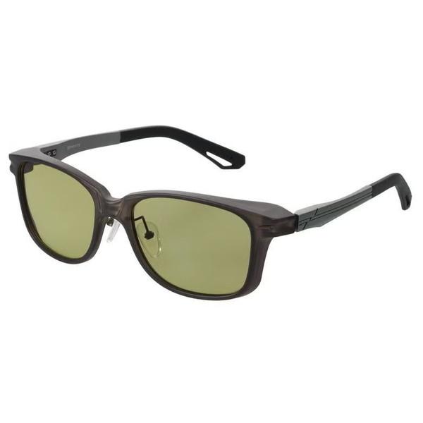 素材の美学と遮光性が融合する洗練の表情。4カーブの光学特性を活かした精度の高い設計で、ナチュラルな視界を追求。フレームラインを整え、顔に沿う自然なシルエットで掛けやすい形状。素材やパーツの組み合わせで、軽さと安定感を両立する設計。