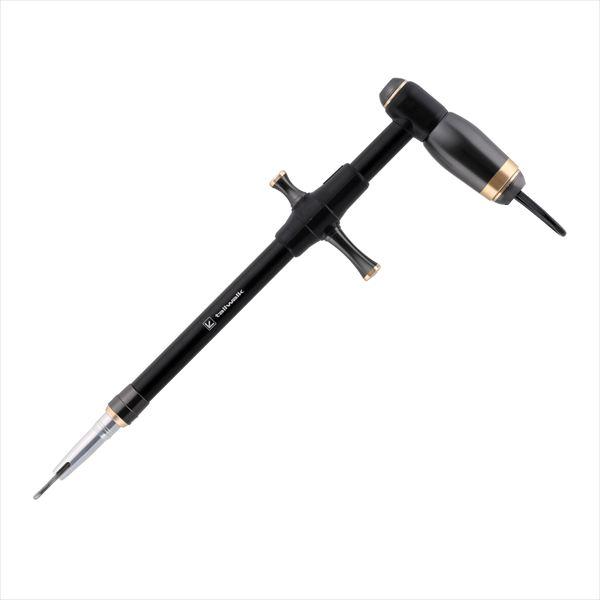 tailwalkハイエンドロッドに採用されているメタルグリップをモチーフにした、tailwalk × SOM の限定デザインモデルが登場。既存ラインには存在しない Ti / GLD（チタン／ゴールド）カラーを採用した、アイコニックで特別感の...