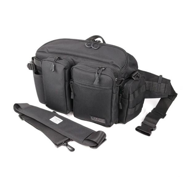 フィッシングバッグとして最大級を誇る大容量サイズ。ランディングネットにも対応するロッドホルダーを2本装備。