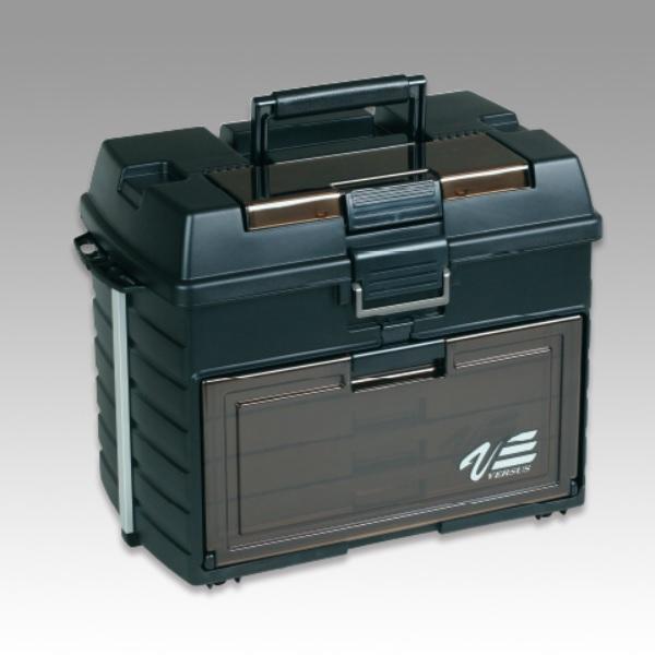 トップパネルとフロントカバーにポリカーボネートを採用し、サイドアルミを搭載することで、座ることも可能な超高強度設計を実現。