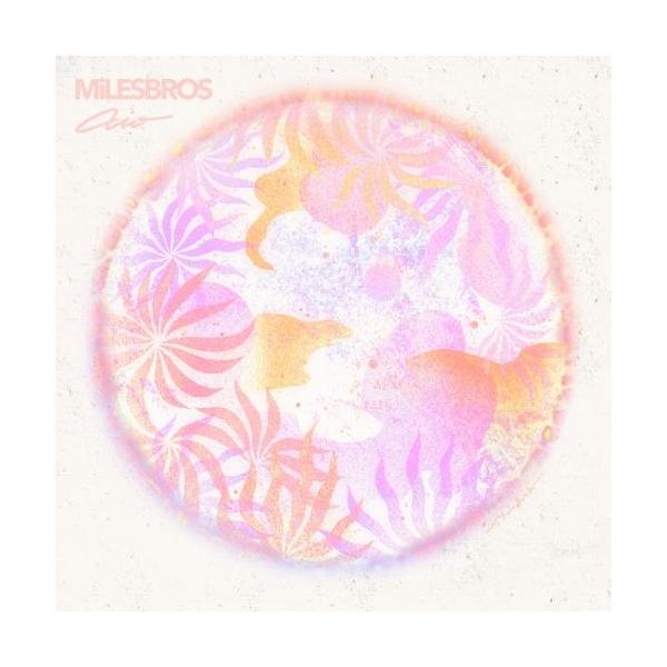 日常の風景を砕いてリリカルに再構築する神戸発HipHopユニット、MiLESBROS。待望の最新作は両A面の2枚組でのリリース。全23曲【TRACK LIST】DISC 1「aio」1. 破壊ジャズ2. You know my steez?...