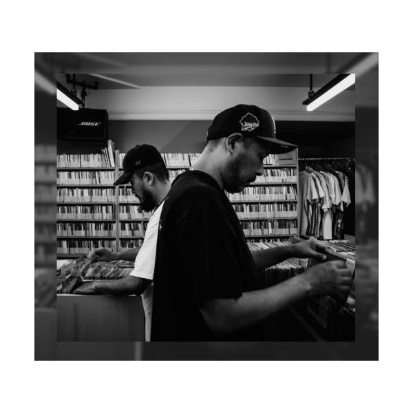 わずか70日間で47都道府県をキャンピングカーで駆け抜けたLIVE &amp; DJツアー。その「報告書」とも言える作品。各地のレコ箱から二人が掘り起こした数百枚のヴァイナルの中から、ジャンルレスに47枚を厳選。