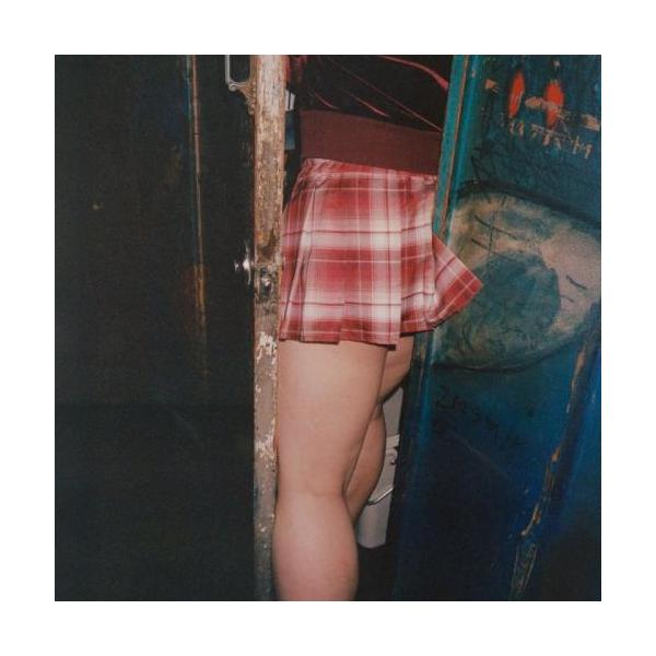 ラッパーのNENEを客演に迎えたこの楽曲は、電気グルーヴの名曲「Upside Down」をKID FRESINOと食品まつり a.k.a foodmanが大胆に再構築したビートに、KID FRESINOとNENEのリズミカルなフロウが光る一...