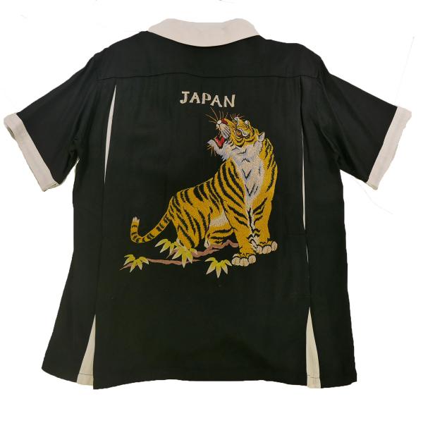 東洋TT39508 SUKA SHIRT “ROARING TIGER”スカシャツ　ボーリングシャツブラックサイズ：M L●バック、フロント刺繍●レーヨン100％1950年代にスカジャンに描かれた図案をボウリングシャツ型へ落とし込んだ一着。...