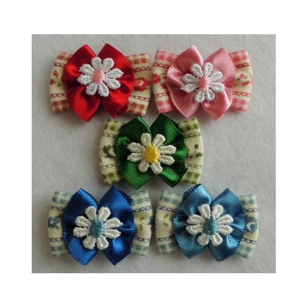当店オリジナルの手作りペット用リボンA-395約3.5cm花モチーフが可愛いペット用リボンです♪（一点一点柄の位置など異なります）裏面に白いゴムが付いています。セットペーパーなどで被毛を保護してリボンを着けて下さい。ゴムは強い力で伸ばすと切...
