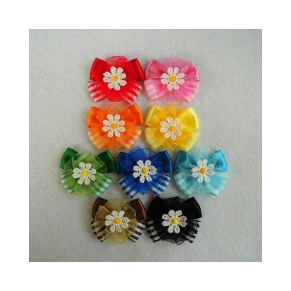 ペット用リボンA-403約3.3cm（一点一点柄の位置など異なります）裏面に白いゴムが付いています。セットペーパーなどで被毛を保護してリボンを着けて下さい。ゴムは強い力で伸ばすと切れてしまいます。強く締めると被毛や肌への負担が増すので軽く留...