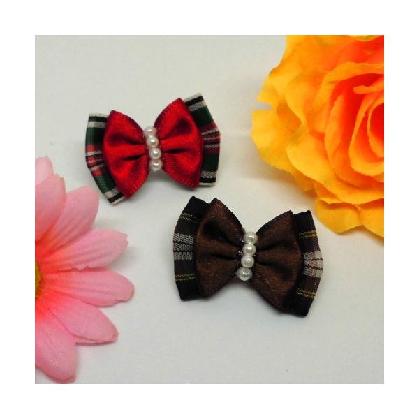 当店オリジナルの手作りペット用リボンA-444約3.4cmシンプルなデザインが可愛いペット用リボンです♪（一点一点柄の位置など異なります）裏面に白いゴムが付いています。セットペーパーなどで被毛を保護してリボンを着けて下さい。ゴムは強い力で伸...