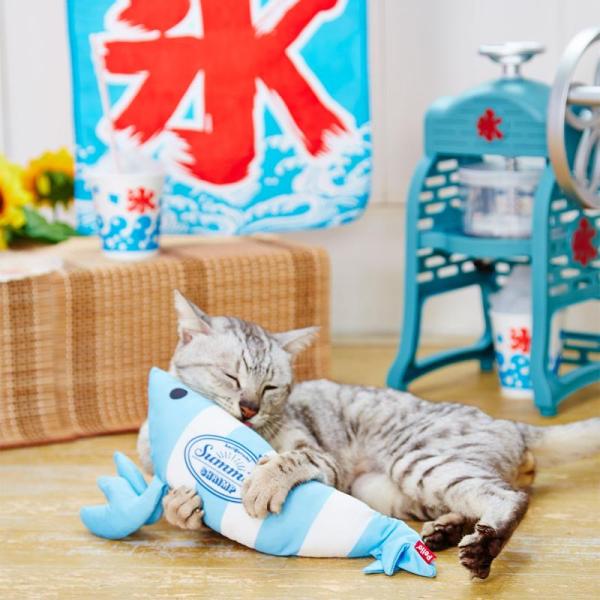 暑い日も楽しくけりぐるみ！体内に閉じこもった熱をすばやく奪ってひんやり！ひんやり生地を使用したけりぐるみです。またたび＆シャカシャカフィルム入りで楽しく遊べます。ネコキックしやすい細長形状。本体サイズ：約 幅115×奥行320×高さ55mm...