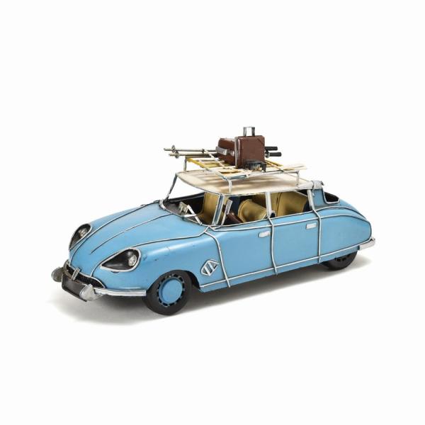 昔からそこにあるような存在感に雰囲気がある、メタル製のモデルカーです。古いものにみえますが現在も販売されている新しいもので、傷や汚れを思わせるような加工があえて施されています。そのためパーツやタイヤが若干曲がっている場合がありますが、不良で...