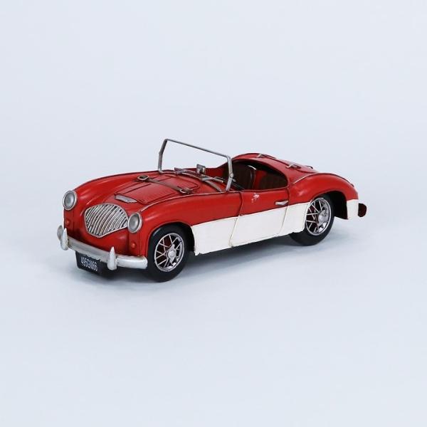 昔からそこにあるような存在感に雰囲気がある、メタル製のモデルカーです。古いものにみえますが現在も販売されている新しいもので、傷や汚れを思わせるような加工があえて施されています。そのためパーツやタイヤが若干曲がっている場合がありますが、不良で...