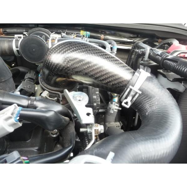 有機的なカーボンパイプによる内壁のスムージングと容積アップで合理的な整流と脈動緩和を実現し、レスポンスアップ(トルクの早期出現によるクルマの挙動)や全体的なトルクフィールの改善に寄与します。SCUDエアフィルターとの併用で更にトルクアップが...