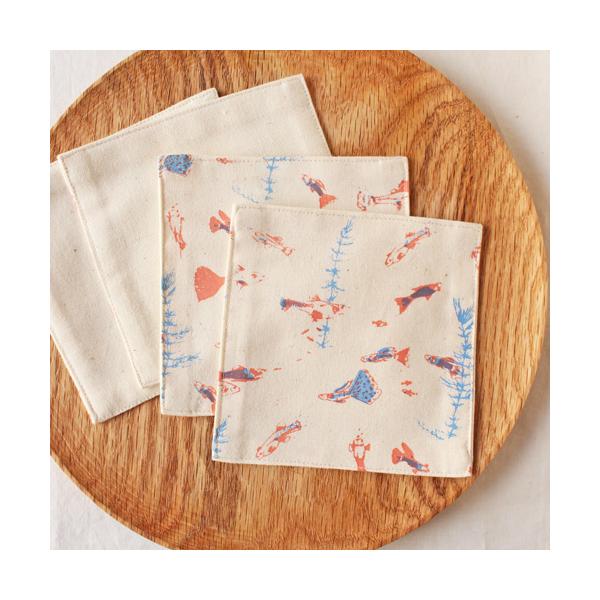 【aosansyo】ピリリと山椒のように少しスパイシーなデザインオリジナルテキスタイル/シルクスクリーンのブランド水槽の中を泳ぐ【グッピー】がシルクスクリーンプリントされた、小さなアクアリウムのようなかわいい手作りコースター。デザインを小分...