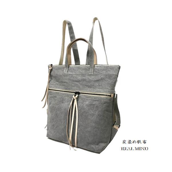 ＜REALMIND＞カジュアル感を重視したユニセックス展開ブランドカーボン雰囲気のある染めムラが生まれる「炭染め」の帆布を使用。デザインはシンプルにユニセックスに仕上げ、幅広い層に持っていただきたい商品です。リュック型カーボン人気シリーズグ...