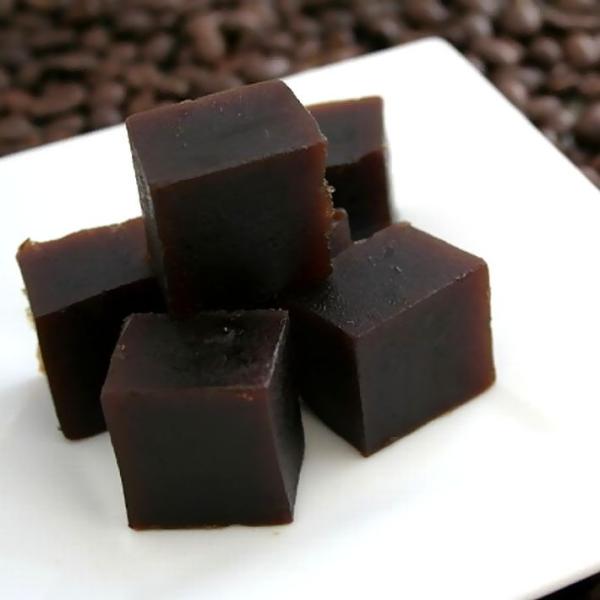 神戸の老舗コーヒー専門店「神戸珈琲」がプロデュースした「和洋折衷 珈琲羊羹」はコーヒーの苦みと羊羹の甘みが絶妙のハーモニーを奏でる、異彩を放つ新感覚スイーツ。その美味しさは神戸セレクションにも認定され、究極のおみやげとしても選ばれるほど。お...