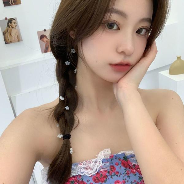 つけるだけでこなれ感アップ◎ビーズエクステつけたい部分にクリップでとめて簡単に使えるビーズエクステ。やわらかいテグスタイプで角度が調整できるので、ダウンスタイルの髪に絡ませたり、アップスタイルのヘアに巻くなどアレンジは自由自在。普段使いにも...