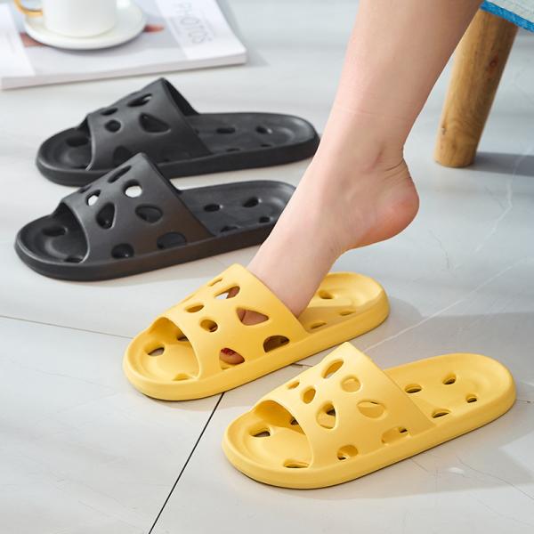 玄関に置いてもインテリアのようにかわいいデザインとカラーサッと近所まで行くのにおしゃれなサンダルヒール高さ：1.5cm※画像は実物を撮影したものです。 明るさ、光の反射などで実物と多少色合いが変わってみえることがございますがご理解ください。