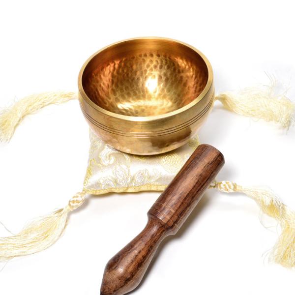 約3000年前、チベットの高僧が使用した仏具であるシンギングボールは、ネパール、インド、チベットを中心に、ミャンマー、中国にまで広がりました。ボールは、それぞれが微妙に違った音を出し、この音色は癒しの効果があるとされています。◆使い方◆シン...