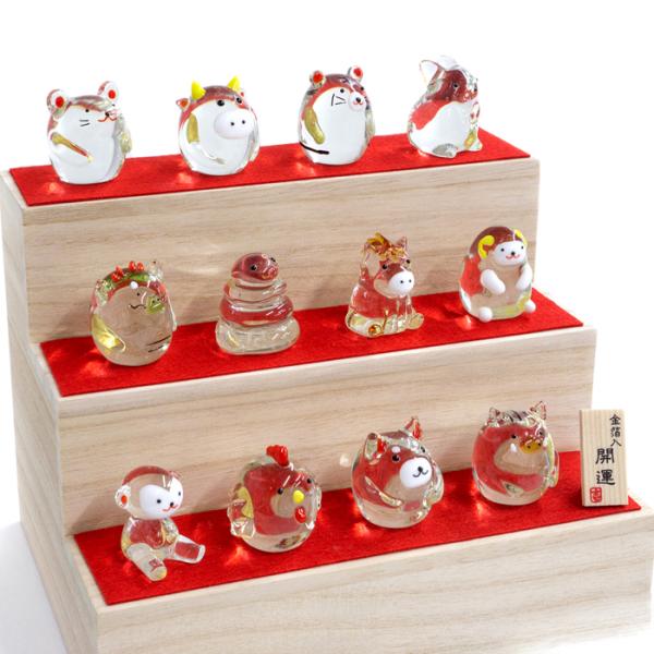 澄んだガラスと煌めく金箔が美しい十二支を桐の台座に飾っていただく高級感と品のある置き物。十二支の置き物を飾ったり、アイテムを持つと大変良いとされ、縁起物として多くの幸運を運び、1年を豊かに過ごせるといわれています。また、金や硝子の美しい輝き...