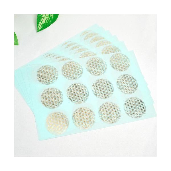 大きな円の中に19の円が調和する神聖幾学模様の代表「フラワー オブ ライフ(生命の花)」。全ての図形を内包し、あらゆる形を生み、地球や肉体のグリッドとリンクするこの図形は開花、結実、収束、復活という森羅万象の命の循環を表現。スマホ等の小物に...