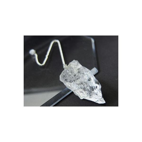 使用した天然石ヒマラヤ水晶　ペンデュラムハンマーロックカット25mm〜35mm前後※入荷時期により、若干の変動が御座いますのでご了承くださいませ。チェーン：約15cmスタッフからのコメントヒマラヤ水晶の特徴ともいえる、クラックなどは、まさに...