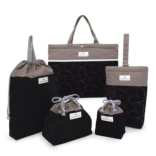 中綿入りのしっかりとしたキルティング素材なので、シワになりにくく丈夫。底布は丈夫なオックス生地で耐久性も抜群です。<br>※巾着袋3点はキルティング生地ではございません。サイズ（単位：cm）<br>レッスンバッグ&l...