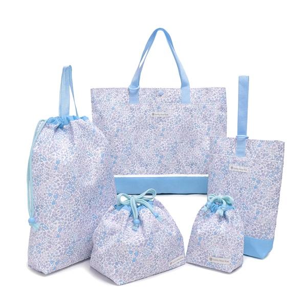 入園入学セットに使われている撥水素材は、アイロンがけがほぼ不要の“ノーアイロン素材”。アイロンにかける時間は1回数分ですが、年間にすると約40時間も節約できます。丸2日分の家事が減ると思うと、毎日のゆとりがぐっと増えますね。忙しい親御さんに...