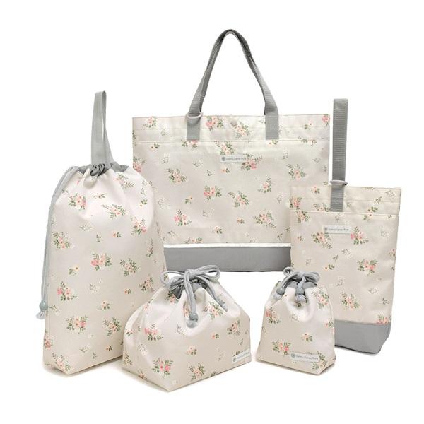 入園入学セットに使われている撥水素材は、アイロンがけがほぼ不要の“ノーアイロン素材”。アイロンにかける時間は1回数分ですが、年間にすると約40時間も節約できます。丸2日分の家事が減ると思うと、毎日のゆとりがぐっと増えますね。忙しい親御さんに...