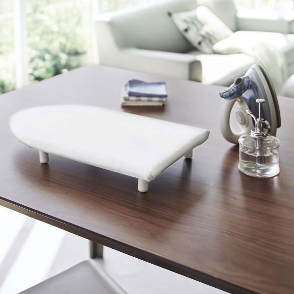 ・ブランド：YAMAZAKI（山崎実業）/日本・ジャンル：アイロン台・主な素材：綿100%（表面布）/ポリエステル（クッション材）/木質繊維板（天板）/ABS樹脂（脚部）/シリコーン（キャップ）・生産国：中国・サイズ：約W460xD260x...