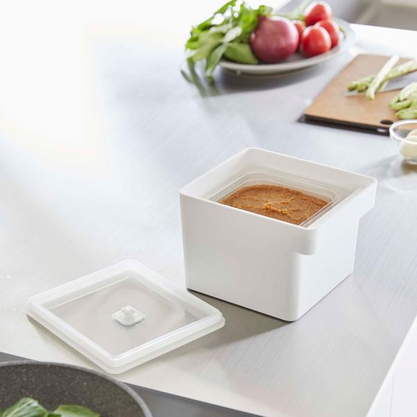 ・ブランド：YAMAZAKI（山崎実業）/日本・ジャンル：味噌ストッカー・主な素材：ポリプロピレン（容器、蓋）/シリコーン（パッキン、バルブ）・生産国：中国・サイズ：約W136xD151xH110mm（本体）/約W130xD130mm（開口...