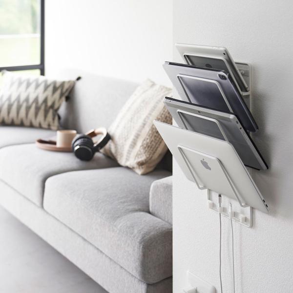 ・ブランド：YAMAZAKI（山崎実業）/日本・ジャンル：タブレットPCスタンド・主な素材：スチール 粉体塗装（本体）/シリコーン（充電ケーブルホルダー）・生産国：中国・サイズ：約W160xD110xH420mm・内寸サイズ：約W160xD...