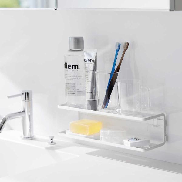 ・ブランド：YAMAZAKI（山崎実業）/日本・ジャンル：サニタリーラック・主な素材：スチール ユニクロメッキ 粉体塗装（本体）/ポリカーボネート PET樹脂 ポリウレタン（フィルムフック）・生産国：中国・サイズ：約W300xD90xH80...