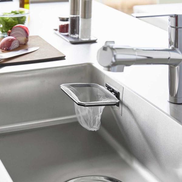 ・ブランド：YAMAZAKI（山崎実業）/日本・ジャンル：水切りポリ袋ホルダー・主な素材：スチール ユニクロメッキ 粉体塗装）/ABS樹脂、PET、ポリウレタン（フィルムフック）・生産国：中国・サイズ：約W168xD125xH23mm（フィ...