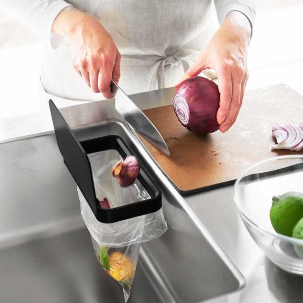 ・ブランド：YAMAZAKI（山崎実業）/日本・ジャンル：キッチンゴミ箱・主な素材：スチール ユニクロメッキ 粉体塗装（本体）/ポリプロピレン（蓋）/ABS樹脂、PET、ポリウレタン（フィルムフック）・生産国：中国・サイズ：約W180xD1...