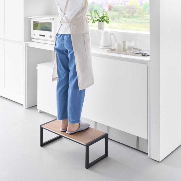 ・ブランド：YAMAZAKI（山崎実業）/日本・ジャンル：踏み台ステップ・主な素材：スチール エポキシ樹脂粉体塗装（本体）/天然木積層合板 ウレタン樹脂塗装（天板）/シリコーンゴム（クッション）・生産国：中国・サイズ：約W600xD280x...