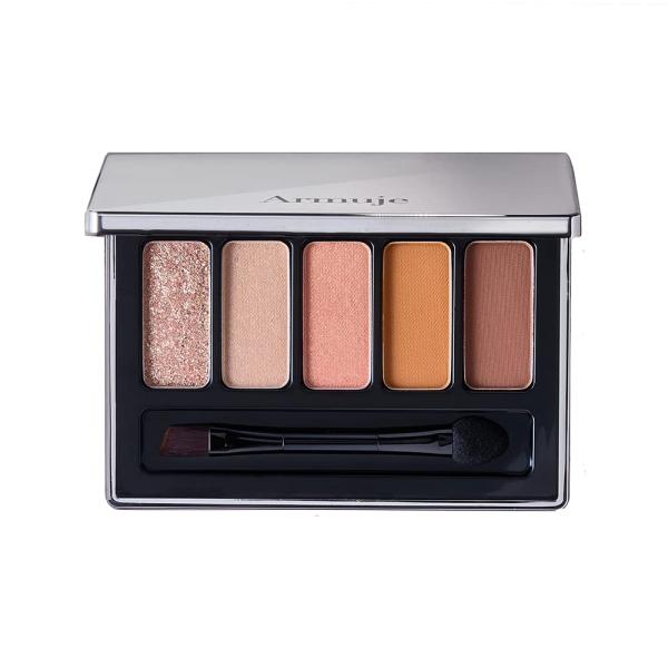 「商品情報」「主な仕様」五彩緋夏プロデュースのコスメブランド「Armuje（アルミュージュ）」「わたしと闘う鎧のアイシャドウ」をコンセプトに宝石と季節をイメージしたパレットパーソナルカラーに合わせた配色ラメやマットなど質感の異なる5色が1つ...