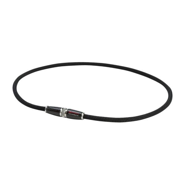 「商品情報」商品紹介【カーボンファイバーを纏う】カーボン素材を使用した静かな輝きを見せるトップ、耐久性に優れた「66ナイロン」を使用した紐部分。重厚な印象で首もとからパフォーマンスアップをサポートする。【Design】・存在感のあるスタイリ...