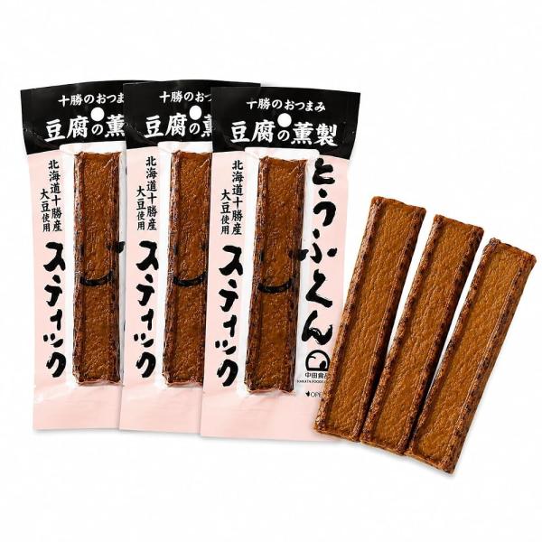 「商品情報」商品の説明とうふくんジャーキーを、手軽に楽しめる個包装パックにしました。固く搾った豆腐を特製タレにくぐらせ、桜チップでじっくりと燻製に仕上げた、豆腐の甘みと風味がギュッとつまった一品です。ジャーキーのような硬めの食感とスモークの...