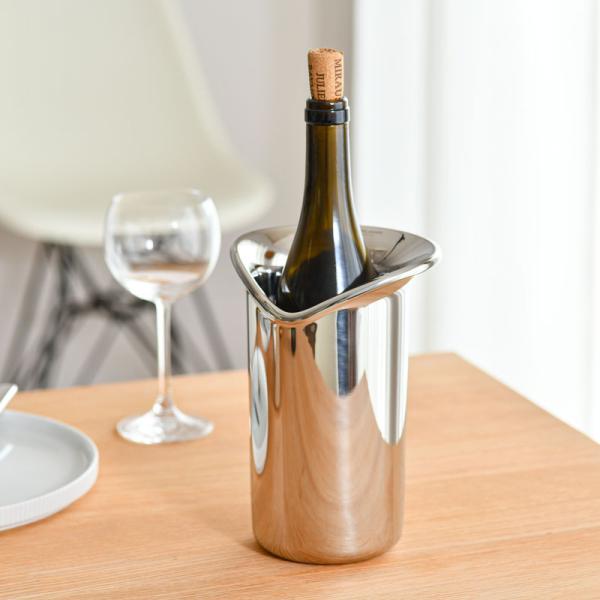 見事なまでのワインツールのコレクションは、ワイン愛好家に新しい楽しみ方を提案するアイテムです。コークスクリューでボトルを開けるところから、クラス感のある雰囲気を醸し出し、より豊かな芳香をつくり出すために、空気と触れさせながら注ぐ姿も様になり...