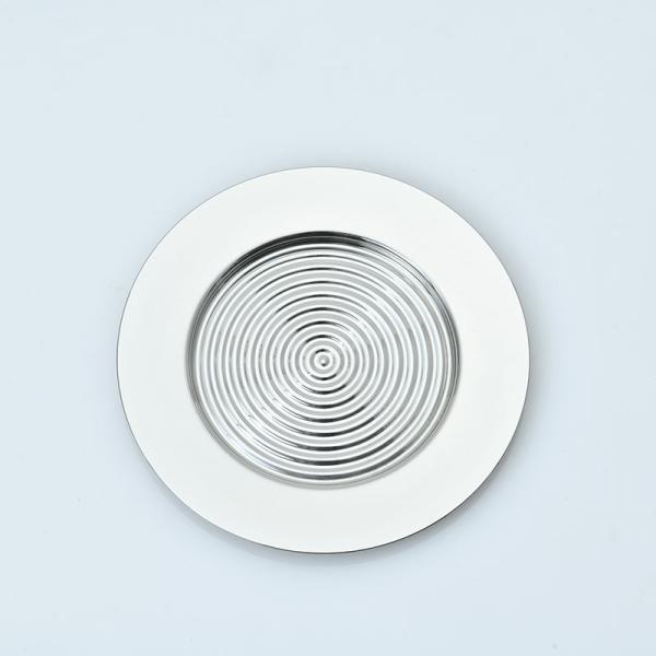 商品名：Sitges グラスコースターブランド：ALESSI（アレッシィ）デザイナー：Lluis Clotet（ルイス・クロテット）サイズ：約 13×13×3 cm素　材：ステンレス※メーカー化粧箱はございません。※底の部分に凹みやスレが見...