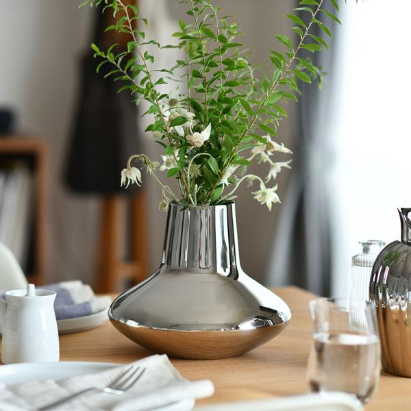 商品名：KOPPEL ヴェース Mサイズブランド：Georg Jensen（ジョージジェンセン）デザイナー：ヘニング コッペルサイズ：約 直径 22.5 cm × 高さ 18.5 cm素　材：ステンレススティール（ミラー仕上げ）制　作：20...