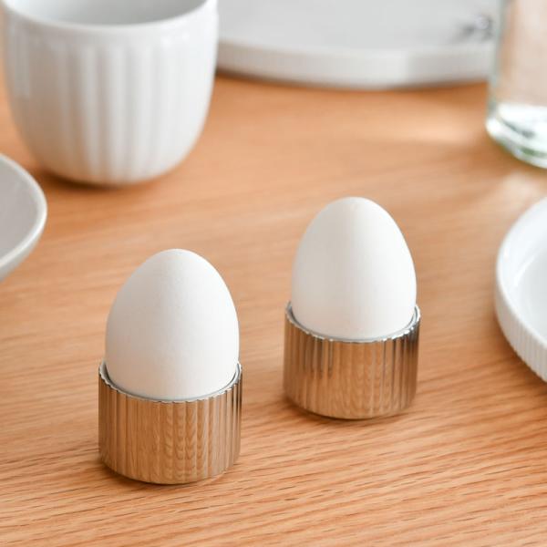 【正規販売店】タイムレスな上品さをテーブルに添える BERNADOTTE エッグカップセットです。1930年代のアールデコ時代に愛された波状のラインをイメージした Bernadotte コレクションが初めて発売されたのは1938年。デザイン...