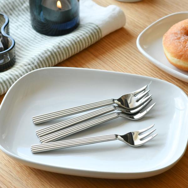 商品名：BERNADOTTE ケーキフォーク 4本セットサイズ：約 長さ 13.7 cm素　材：ステンレススティール（ミラー仕上げ）制　作：2011年※食洗機OK※ご覧頂く環境により色・素材の見え方などが実際の商品と多少異なることがございます。
